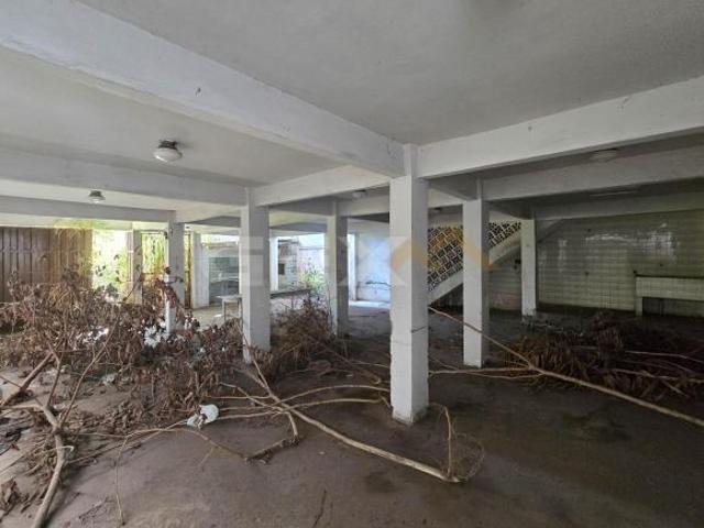 Casa na Av. Divino Espírito Santo, em lote de 500m², com 4 quartos e 3 vagas