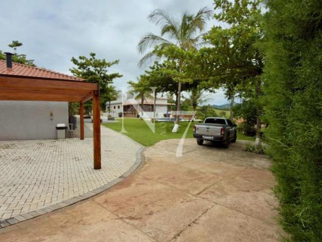 Casa na beira da represa em condominio fechado