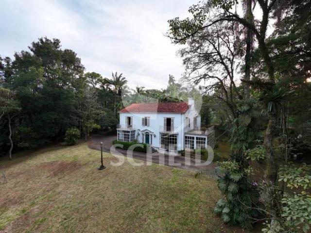 Casa na Chácara Flora com quadra de tênis e piscina