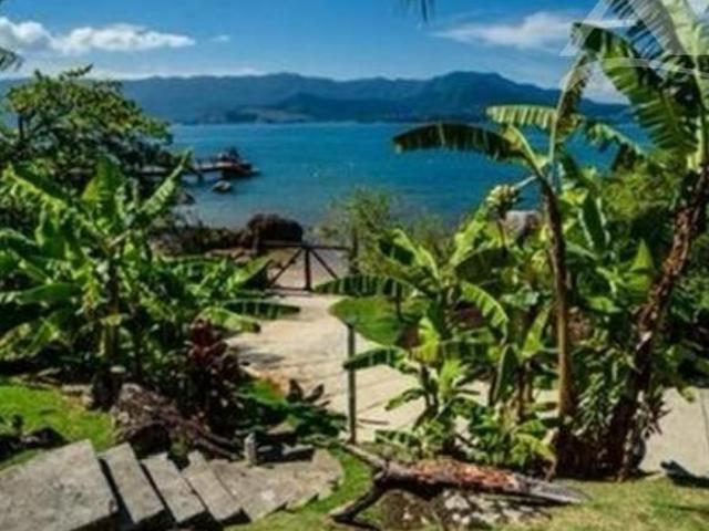 Casa na costeira com praia em Ilhabela à venda,4 suítes, 2 lofts, área gourmet, piscina, quadra