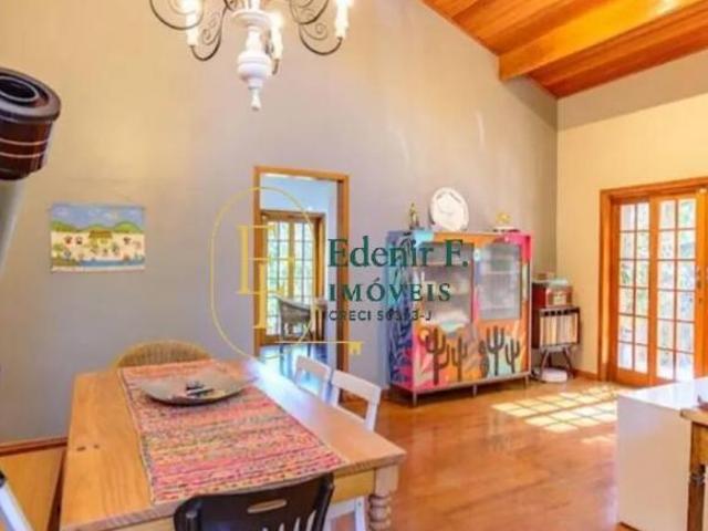 Casa na Granja Viana com 350m², 4 Dormitórios e 5 Vagas