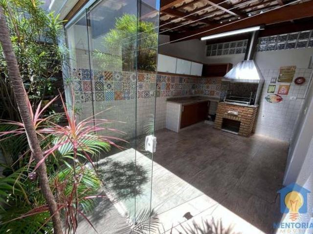 Casa na Granja Viana, com três dormitórios!