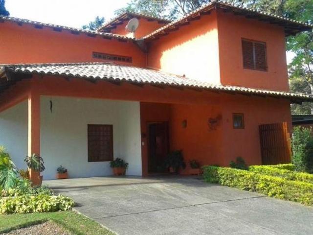 Casa na Granja Viana em condomínio bucólico