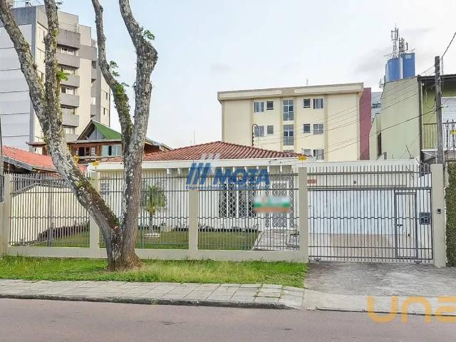 Casa na José Cadilhe Água Verde Curitiba PR, à venda por R$ 1.350.000 ou aluguel por R$ 7.500
