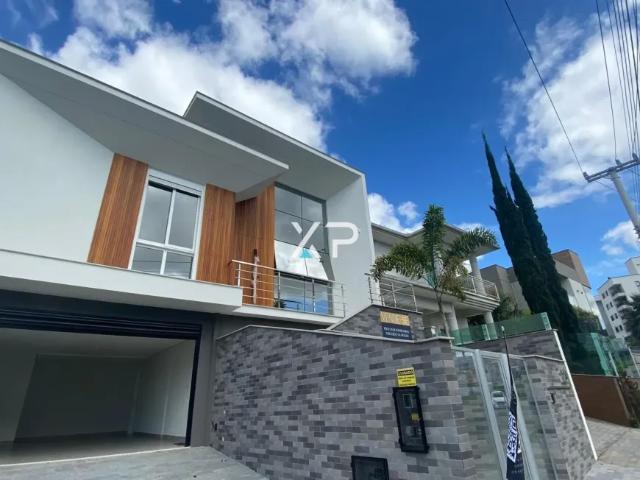 Casa na Pedra Branca com 3 suítes, 4 banheiros e 2 vagas de garagem