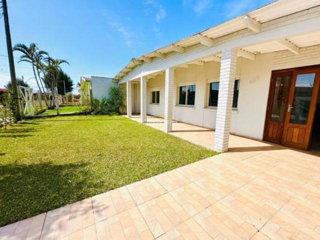 Casa na praia, à 400 metros do mar com piscina. e mobiliada