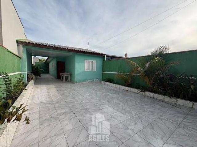 Casa na praia com 2 dormitórios e garagem
