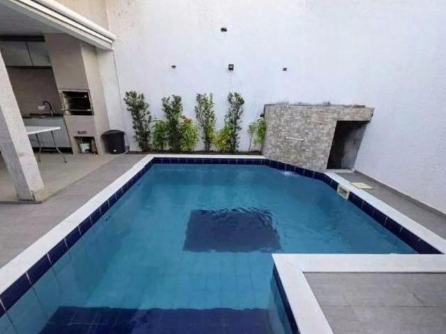 Casa na praia com 3 quartos e piscina em Peruíbe
