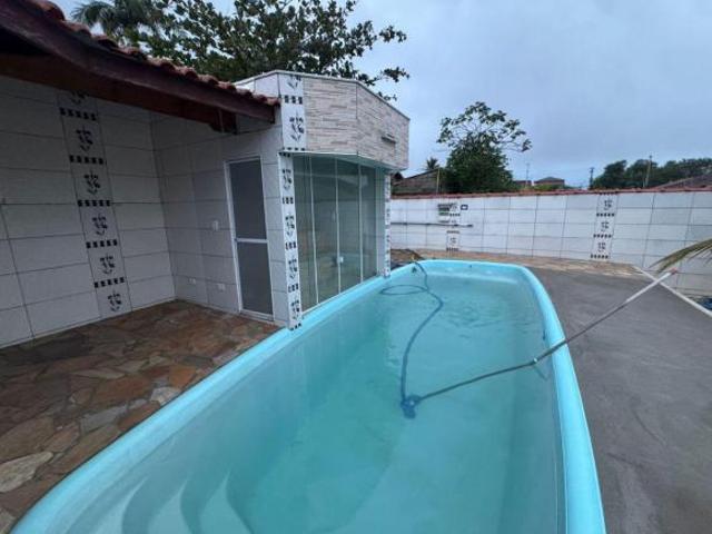 Casa na praia com 3 quartos e piscina em Peruíbe