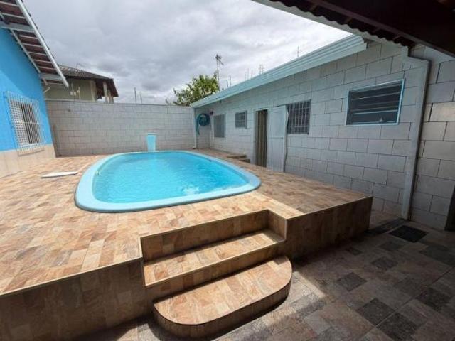 Casa na praia com 3 quartos e piscina em Peruíbe