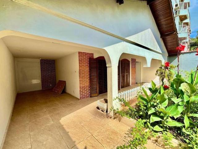 Casa na Praia da Enseada a Venda Próximo Região Hoteleira