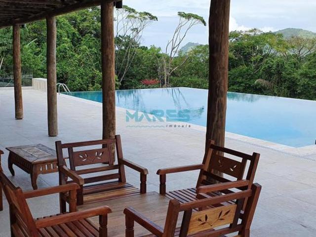 Casa na praia de Camburizinho