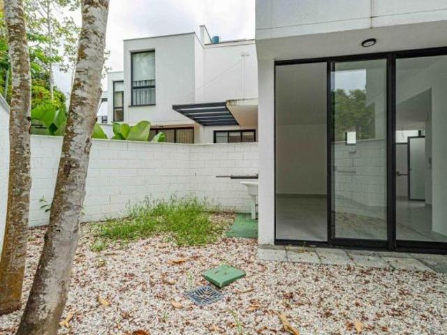 CASA NA PRAIA EM CONDOMÍNIO FECHADO