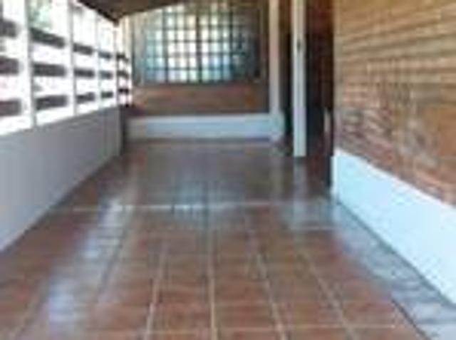 Casa na quadra da praia e próximo ao Caranguejão