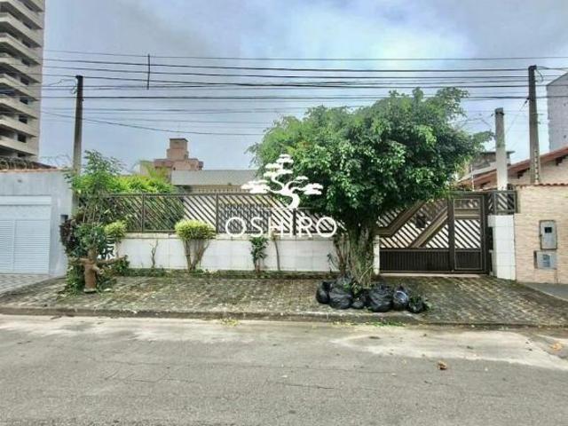 Casa na quadra da praia em Praia Grande