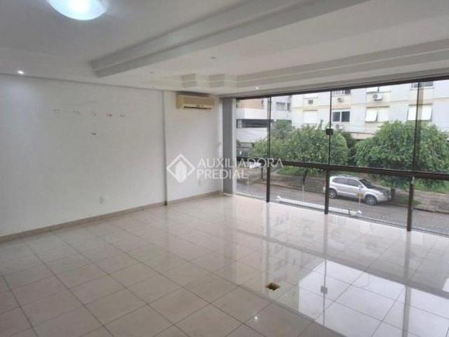 Casa na rua Luzitana, com 345m² de área privativa
