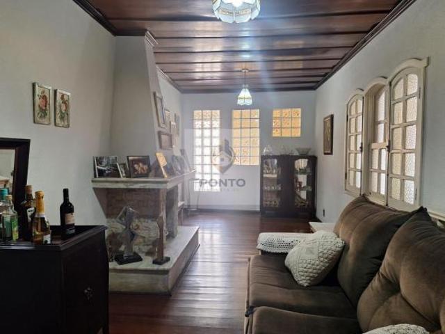 CASA NA REGIÃO CENTRAL DE CONSELHEIRO LAFAIETE