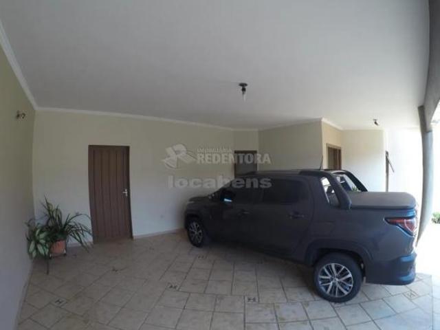 Casa na região Leste de São José do Rio Preto, com 03 quartos e 03 banheiros e área ampla nos fundos