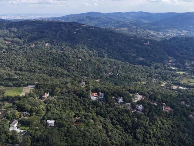 Casa na Serra da Cantareira com 3 suítes, piscina, bosque e casa de hóspedes