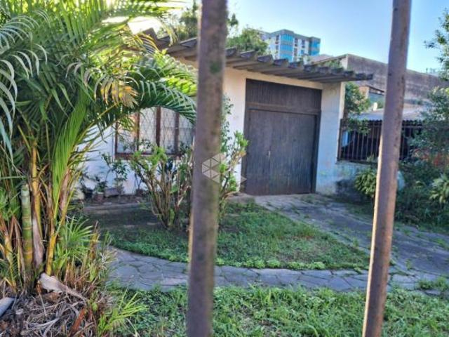 Casa na Tristeza em terreno de 11 x 22 metros