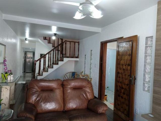 CASA NA V. UNIVERSITÁRIA C/ 3 QUARTOS  1 SUÍTE, 3 VAGAS DE GARAGEM