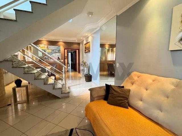 Casa na Vila Galvão 3 suítes e 4 vagas!