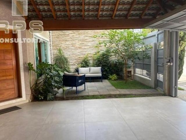 Casa na Vila Petrópolis com 03 suites, 02 salas,Cozinha, Lavanderia, Garagem fechada para 02 carros