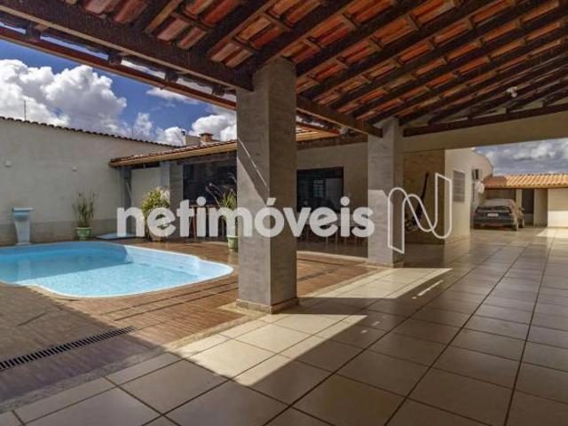 Casa Nascente, Espaçosa e com Área de lazer completa à Venda!