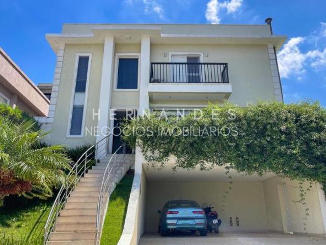 Casa Neoclássica à venda com 3 suítes, 4 vagas e lazer completo, em Alphaville
