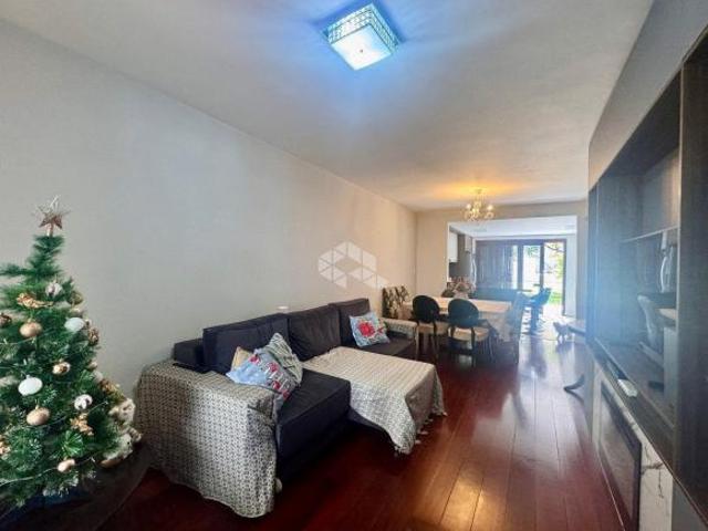 Casa no Menino Deus, com amplo pátio e piscina