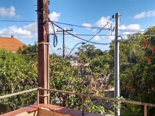 Casa no Morro São Caetano, rua Fernando Osório, a 400mt. da Av. Teresópolis, com living dois ambient