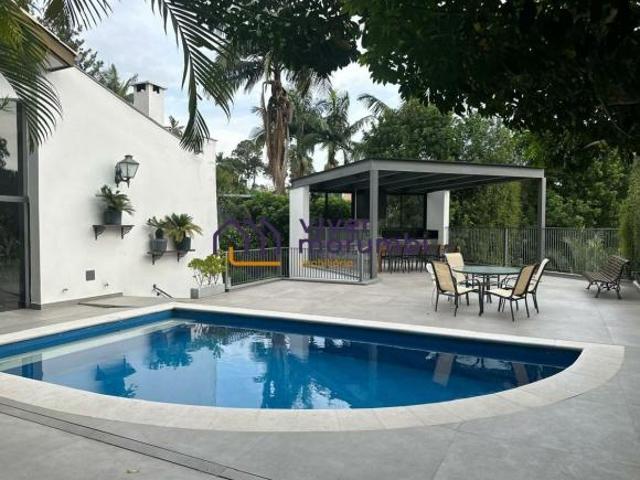 Casa no Morumbi. 4 dormitórios. piscina. Área Gourmet