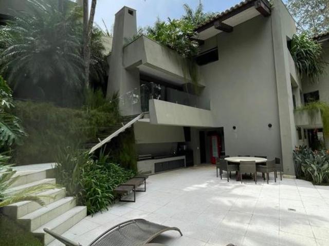 Casa no Morumbi com 2200m2 de terreno e 998m2 área construída. 4 suítes, piscina, adega, churrasquei