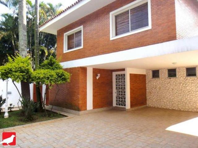 Casa no Morumbi com 450m², 4 quartos, 2 suítes, 7 vagas