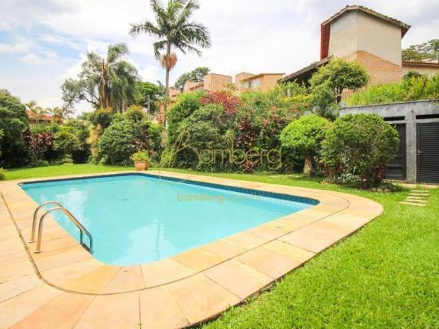 Casa no Morumbi com 4 dormitórios, 2 suítes, piscina e churrasqueira