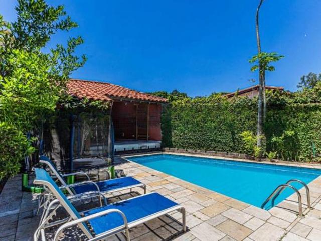 Casa no Morumbi com 500 m2 de terreno, 4 quartos/ 3 suítes, 4 vagas na garagem
