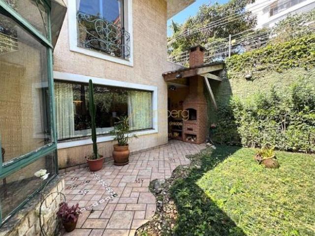 CASA NO ALTO DA BOA VISTA COM 4 DORMITÓRIOS, JARDIM, SALÃO DE FETAS E CHURRASQUEIRA