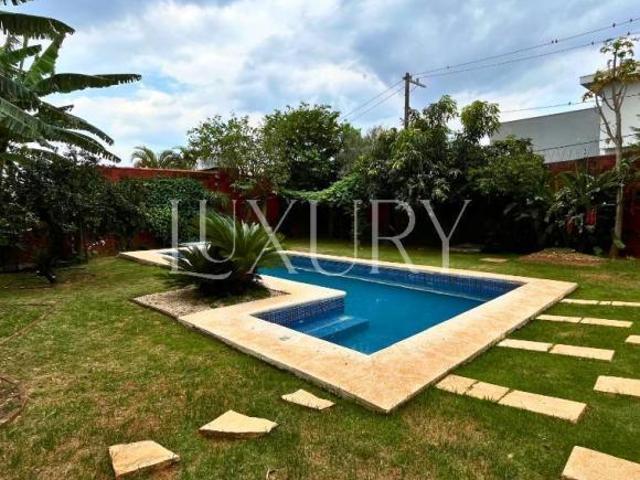 Casa no Alto da Lapa com quintal e Piscina á venda, com 3 quartos sendo 2 suítes e 5 vagas