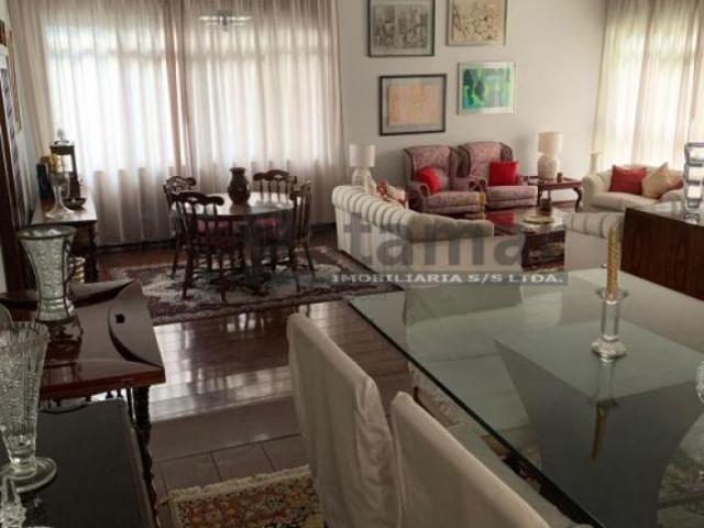 Casa no Butantã com 4 Suítes e 6 Vagas de Garagem