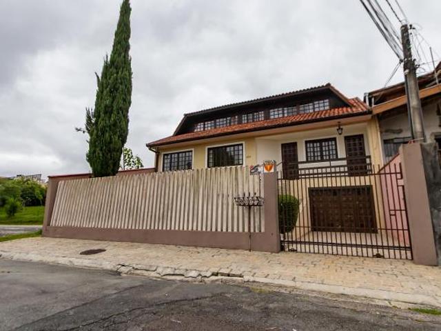 Casa no Bacacheri com 231m2, 4 quartos, 1 suíte, 3 vagas Conjunto Solar