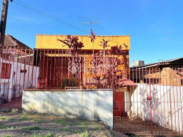Casa no bairro Vila Jardim, com 3 Quartos com 1 suíte, 2 vagas, com pátio, junto Av. Saturnino de Br