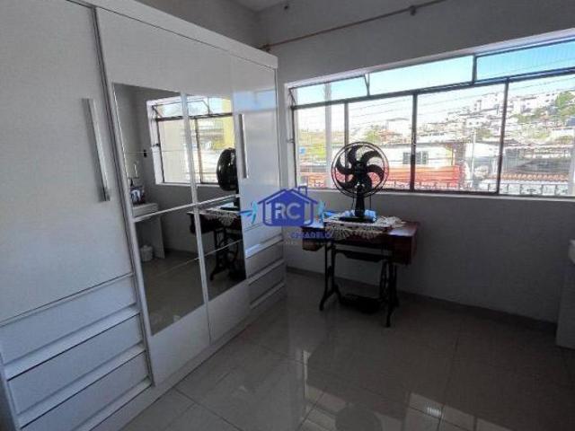 Casa no Bairro Vila Rezende possuindo 3 pavimentos. Terreo: 2 Vagas, casa com 1 quarto, sala, coz
