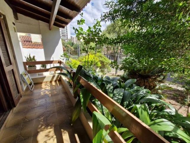 CASA NO BAIRRO BOA VISTA, 2 VAGAS, 3 DORMITÓRIOS E 2 QUINTAIS