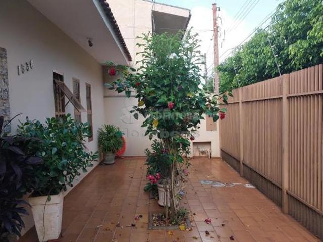 Casa no bairro Cidade Jardim com 03 dormitórios e 02 vagas de garagem