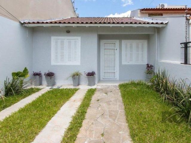 Casa no Bairro Hípica, 100% reformada, 2 dormitórios, 1 vaga de garagem