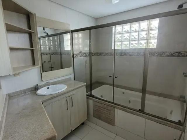 Casa no bairro Ipanema com 291 m² de área privativa e 8 garagens