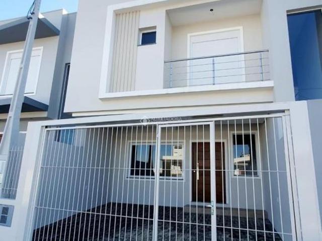 Sobrado com paredes duplas e 3 amplos quartos, sendo uma suíte com sacada