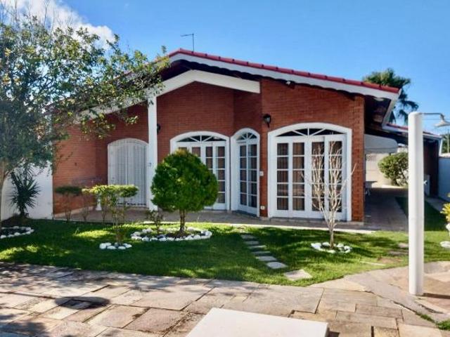 Casa no Bairro Oasis em Peruíbe. Possui 03 dormitórios e piscina