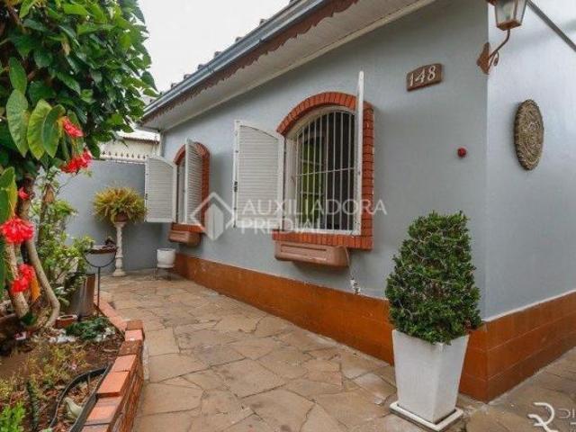 Casa no bairro Partenon com 03 quartos e garagem para 03 carros
