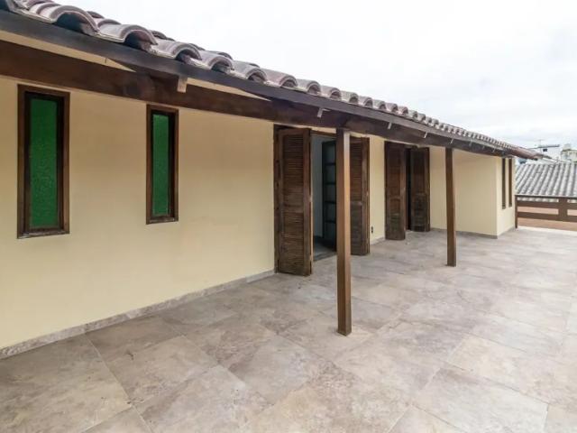 Casa no bairro Sarandi com 4 dormitórios e 4 vagas